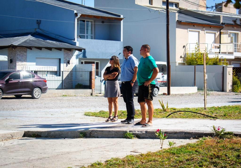 Avanza la forestación de la plaza homenaje a Ronald Guerra y seria ...